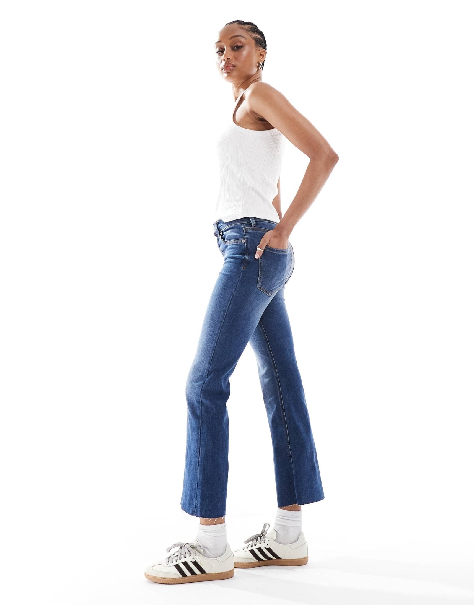 Stradivarius Tall D78 cropped flare jean in medium wash – ASOS Sample Sale